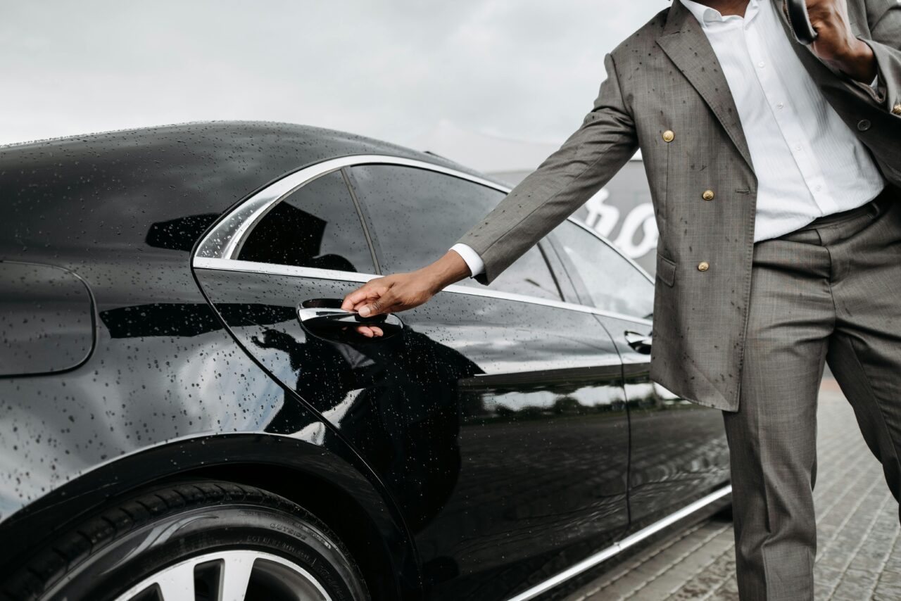 Why Executive Car Services Are a Must for Business Travel - FAMOUS DRIVE